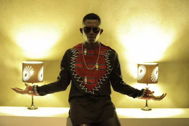 A 19 ans, Ténor devient le premier artiste d'Afrique centrale à signer ...