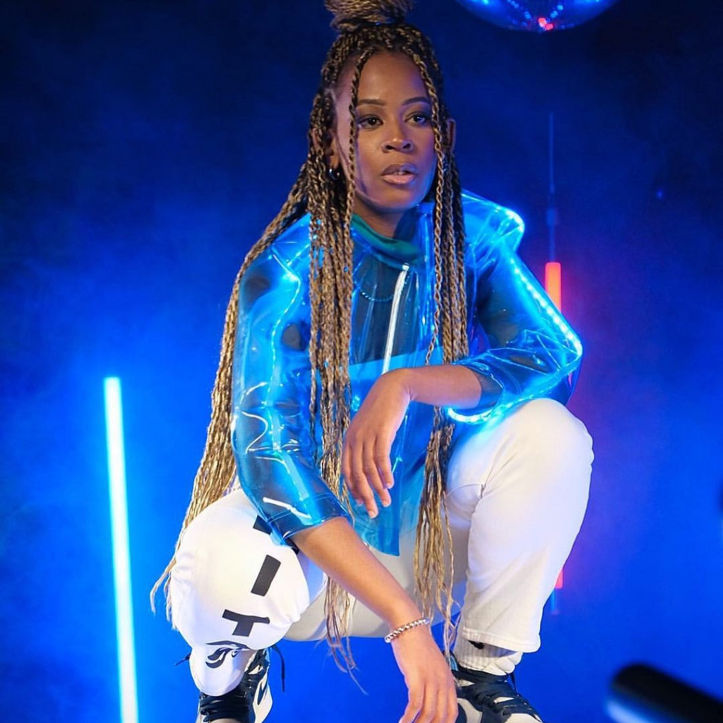 Vicky R dans le documentaire "Reines, pour l'amour du rap" sur Canal+ ...