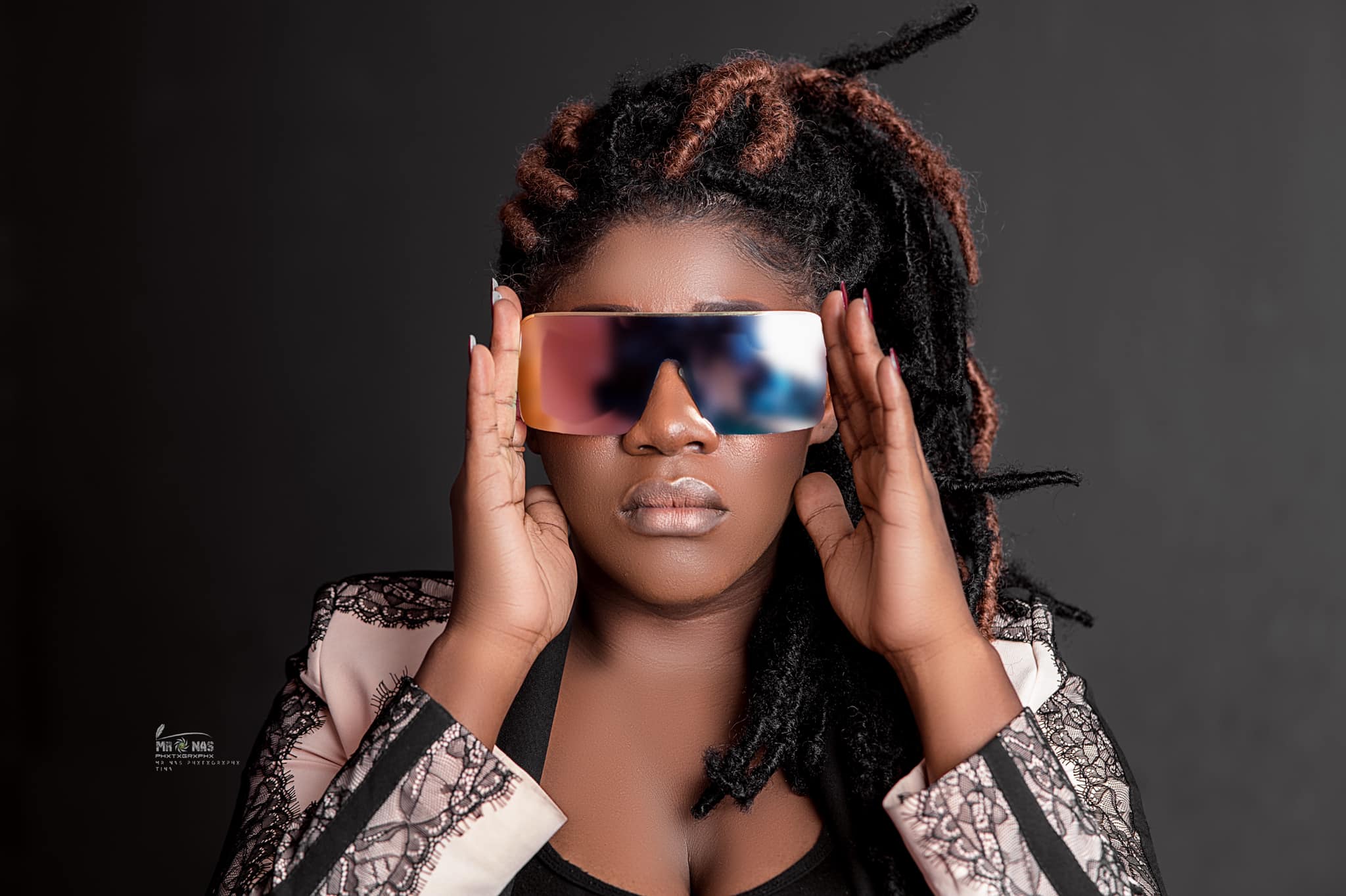 Tina reçoit son Silver Creator Award de YouTube - GABON CELEBRITES